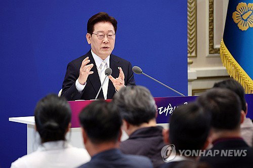 코스피 8,000 시대 연 이재명 대통령 "한국 증시 여전히 저평가...비정상의 정상화가 만든 신뢰의 결실" : 정치 : 재경일보